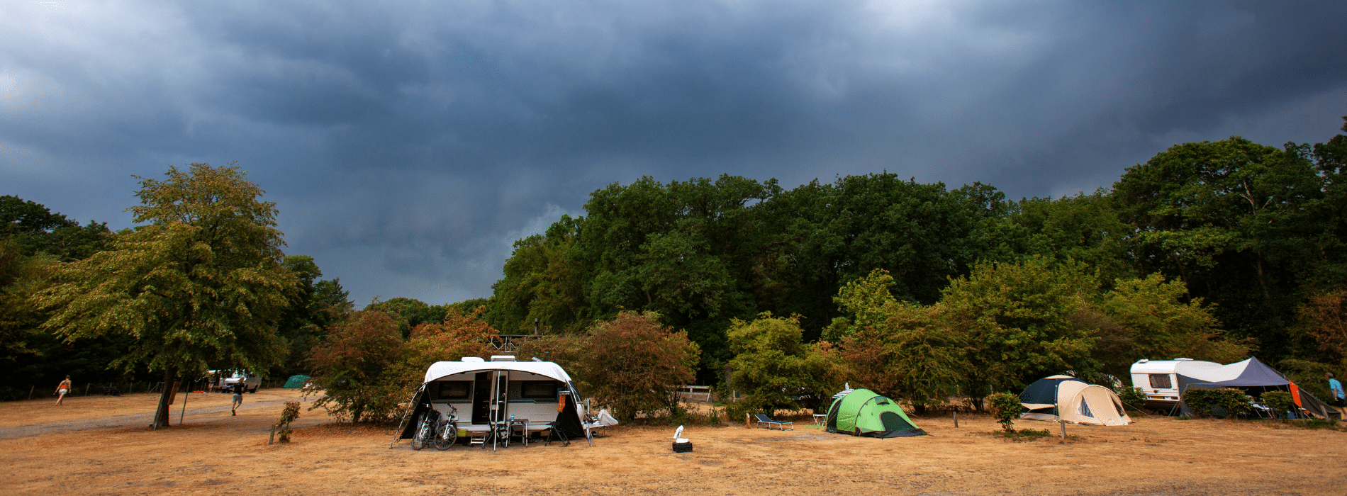 Stormschade aan caravan voorkomen | Tips & verzekering. ACSI